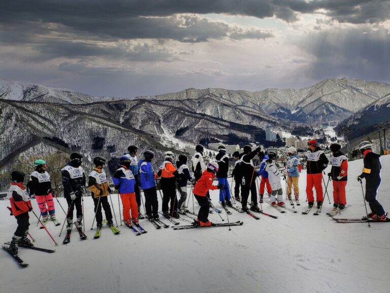 苗場スキースクール | 苗場スキースクールは新潟県苗場スキー場にあるスキースクールです。 さまざまなレッスンやイベントをおこなっております。
